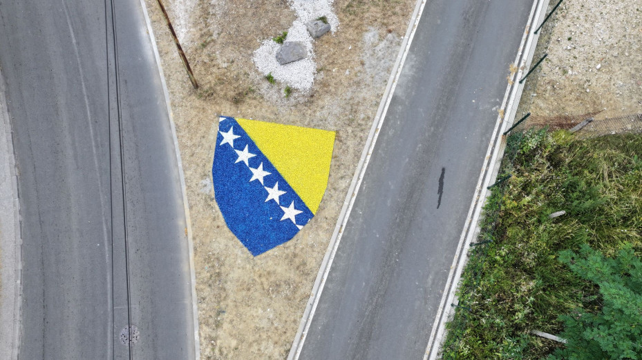 Grb Bosne i Hercegovine krasi ulaz u naselja Kromolj i Slatina | Općina ...