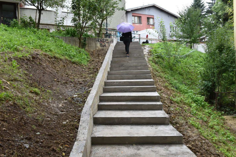 Završni radovi na izgradnji stepeništa u ulici Zaima Šarca | Općina ...