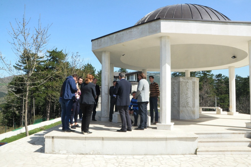 Delegacije Općine i boračkih udruženja obišli spomen-obilježje Mala ...
