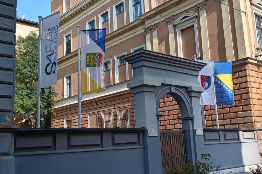 Općina finansirala nabavku jarbola sa zastavama u školskim dvorištima ...